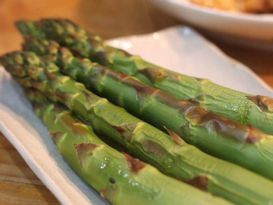 北海道産 みずみずしくて太めのアスパラ 2L・Lサイズ 900g：北海道産のガインリム｜食べチョク｜産地直送(産直)お取り寄せ通販 - 農家・漁師から旬の食材を直送